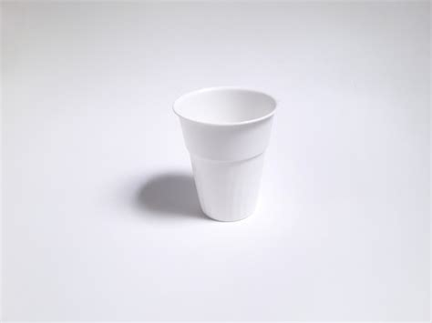 흰색 배경에 고립 된 흰색 플라스틱 컵 프리미엄 사진