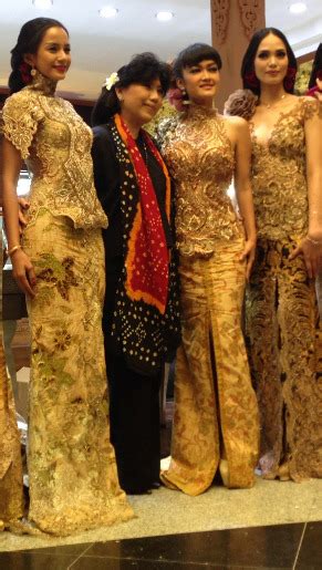 Foto Cantiknya Julia Perez Dalam Balutan Kebaya Rancangan Anne Avantie