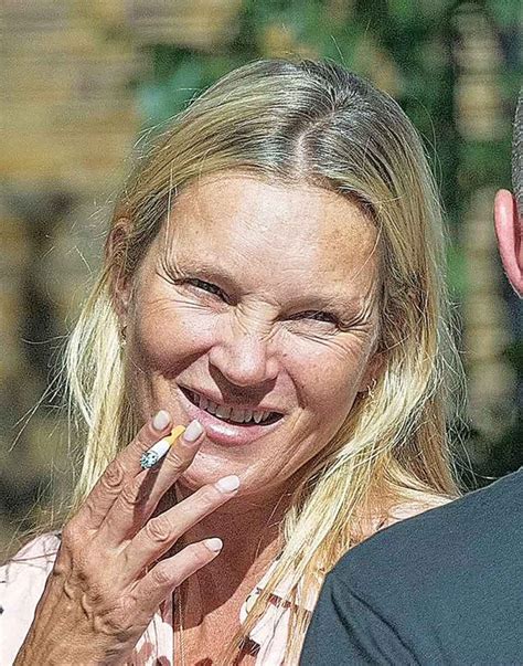 Κέιτ Μος Αγνώριστη με τσιγάρο στο χέρι