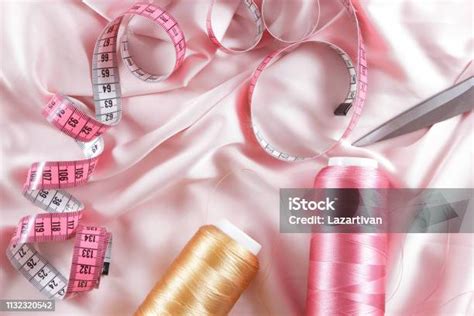 핑크 실크 직물 실크 원사 바느질 과정 센티미터 가 위 및 분홍색 직물에 스레드 화려한 노란색과 분홍색 스레드 평면도 가위에 대한 스톡 사진 및 기타 이미지 Istock