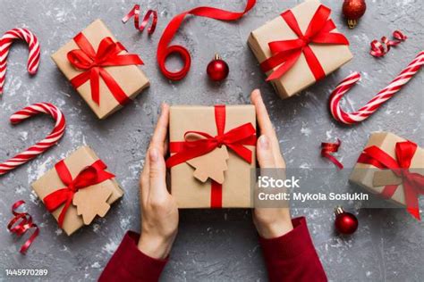 선물 상자를 들고 휴일 탑 뷰 크리스마스와 새해 개념을 위한 깜짝 선물을 준비하는 여자 손 12월에 대한 스톡 사진 및 기타 이미지 Istock