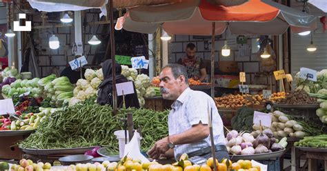 과일과 채소 가판대 앞에 서 있는 남자 사진 Unsplash의 무료 이란 이미지