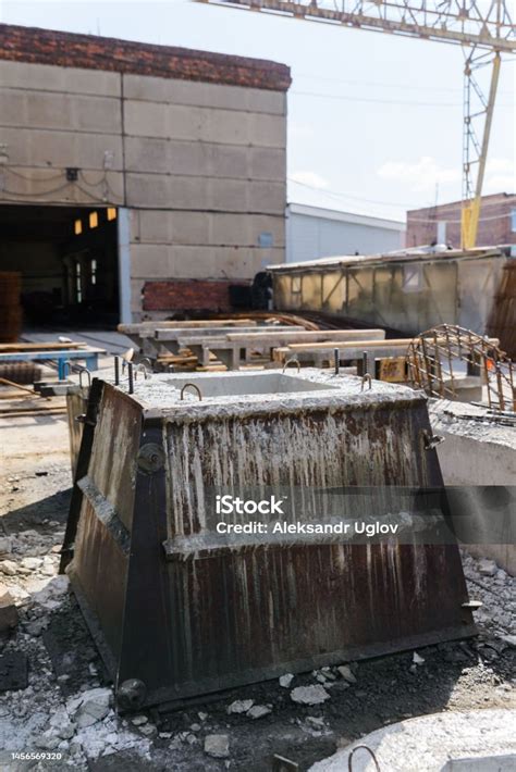 굴착 준비가 된 금속 몰드의 기둥을위한 철근 콘크리트 기초 Performing Arts Event에 대한 스톡 사진 및 기타 이미지 Performing Arts