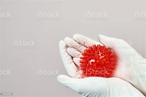 밝은 분홍색 배경에 빨간색 추상 바이러스 변형 모델을 보여주는 장갑에 손을 닫습니다 코로나바이러스 코비드 19 박테리아 바이러스 및 바이러스 감염 개념 공간을 복사합니다