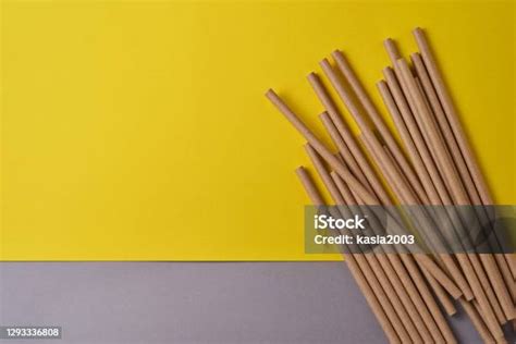 종이와 옥수수 전분으로 만든 튜브를 마시는 노란색 추세 색상 2021 배경에 생분해성 물질 제로 폐기물 및 플라스틱 무료 개념