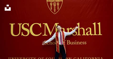 흰색 긴 소매 셔츠와 검은 바지를 입은 여자 빨간 배경에 서 있다 사진 Unsplash의 무료 대학교 이미지