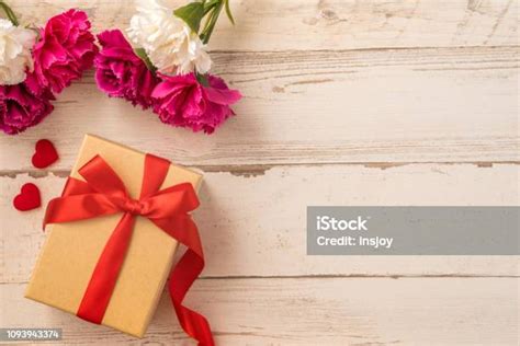 크 래 프 트 선물 상자 레드 리본 활과 카네이션 주는 개념으로 놀라게 평면 위치 최고 보기 어머니의 날에 참석 갈색에 대한 스톡 사진 및 기타 이미지 Istock