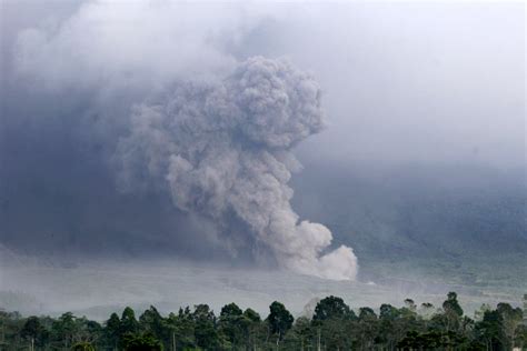 Mount Semeru Indonesias Highest Volcano Erupts As Evacuations Carried
