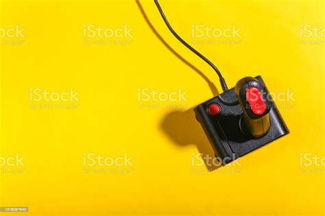 그림자와 노란색 배경에 오래 된 조이스틱 복고풍 게임 위쪽 보기 0명에 대한 스톡 사진 및 기타 이미지 0명 Brand