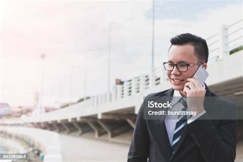 아시아 스마트 사업 도시 도시 야외 공간 배경 및 복사 공간에 스마트 휴대 전화를 사용 하 여 기술을 사용 하 여 직장의 개념입니다 경영자에 대한 스톡 사진 및 기타 이미지