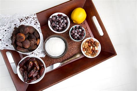 말린 살구 날짜 레몬 너트 코코넛 조각과 나무 쟁반에 냉동된 블랙 건포도 0명에 대한 스톡 사진 및 기타 이미지 0명 갈색 과일 Istock