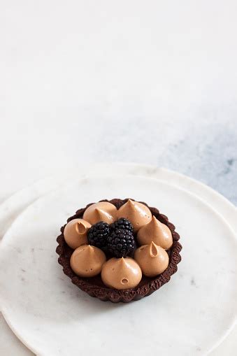 휘핑 캐러멜 크림과 신선한 블랙 베리 초콜릿 미니 타르트 일반 흰색 배경 체리에 대한 스톡 사진 및 기타 이미지 체리 초콜릿을 입힌 0명 Istock