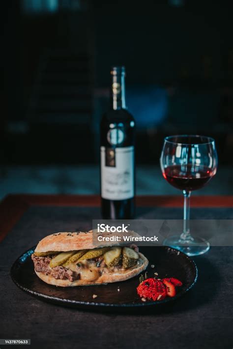 신선한 빵 절인 오이 고기와 녹은 치즈 와인 한 잔을 곁들인 맛있는 햄버거 고기에 대한 스톡 사진 및 기타 이미지 고기 굽기 녹기 Istock