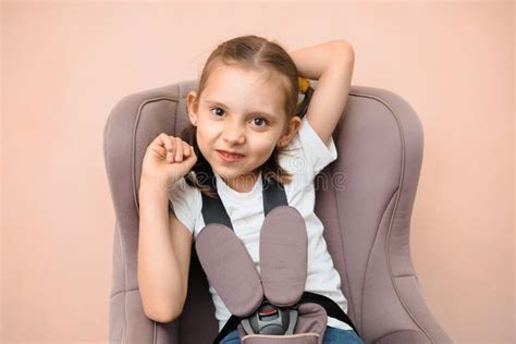 Graciosa Sonriente Niña Caucásica De Preescolar Sentada En Un Asiento De Auto Mirando La Cámara