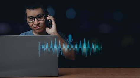 컴퓨터 노트북을 사용하고 정보에 액세스하기 위해 스마트 폰과 대화하는 음성 도우미를 사용하여 스마트 폰을 말하는 청년 경영자에 대한 스톡 사진 및 기타 이미지 Istock