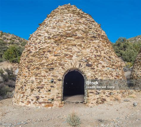 야생화 숯 가마 전통적인 석조 벽돌 벌집 숯 가마 세로 고르도 광산을 공급하기 위해 오언스 호수 위의 코튼 우드 협곡의 나무에서 숯으로 나무를 변환하기 위해 지어졌다 데스