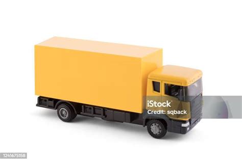 클리핑 경로와 흰색 배경에 고립 된 노란색화물 배달 트럭 미니어처 0명에 대한 스톡 사진 및 기타 이미지 0명 공란 교통 Istock