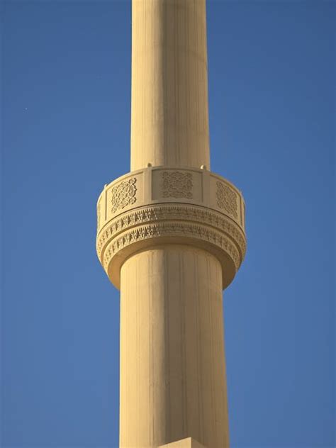 맑은 푸른 하늘을 배경으로 햇살이 비치는 미나렛 타워 · 무료 스톡 사진