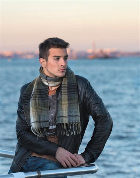 Retrato De Un Hombre Joven Foto Premium