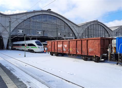 Db 101 118 8 Baujahr 1998 Adtranz Mit Werbung Db Kuriergepäck Auf Rangierfahrt Vom Bahnsteig