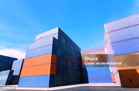 컨테이너 상자는 마당에서 적재 컨테이너 취급 마당에서 컨테이너를 따기 컨테이너 트럭 항만 물류 컨테이너 작업장 운영 금속에 대한 스톡 사진 및 기타 이미지 Istock