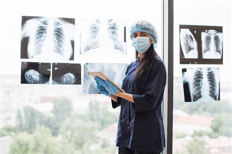 Cirujano Con Tableta Examinando La Radiografía Del Tórax Del Paciente ...