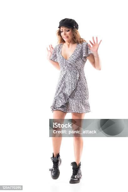 혐오와 무서운 젊은 여자 는 바닥에 뭔가를보고 제기 손으로 내려다 보고 여자에 대한 스톡 사진 및 기타 이미지 여자 불쾌한