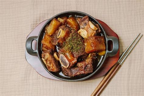 Premium Photo 검은색 접시에 담긴 한국 음식 갈비찜 요리