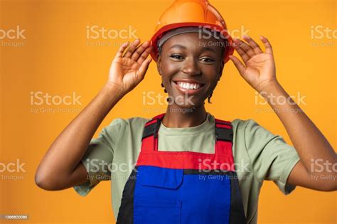 노란 배경에 대한 건축가 하드 햇을 입고 젊은 아프리카 계 미국인 여성 건설 산업에 대한 스톡 사진 및 기타 이미지 건설 산업 여자 한 명의 여자만 Istock