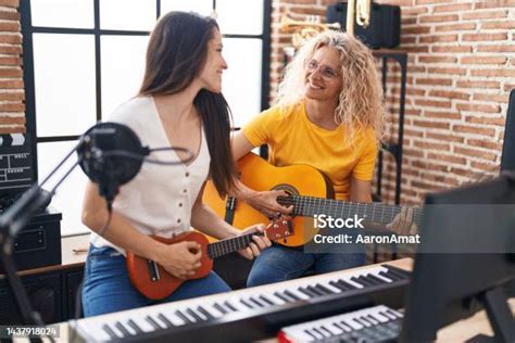 음악 스튜디오에서 클래식 기타와 우쿨렐레를 연주하는 두 명의 여성 뮤지션 2명에 대한 스톡 사진 및 기타 이미지 2명