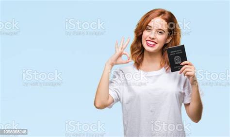 손가락 우수한 기호 확인 서명 하 고 격리 된 배경 위에 이탈리아의 패스포트를 들고 젊은 아름 다운 여자 개념에 대한 스톡 사진 및 기타 이미지 Istock