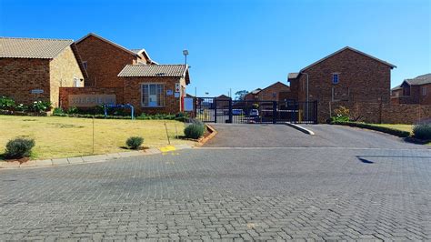 2 Bedroom Townhouse For Sale In Chloorkop P24 116282402