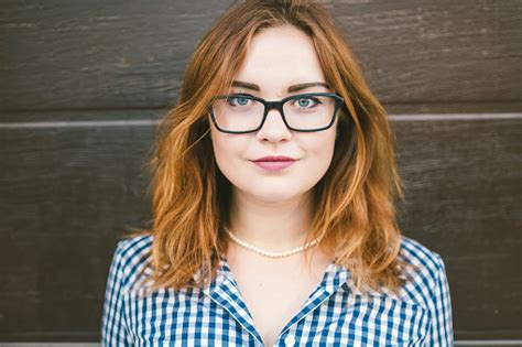 패션 여름 드레스 여자입니다 여성 눈 착용 드레스 복고풍 빈티지 스타일을 입고 매력적인 빨간 머리 소녀 안경을 쓰고 있는 미용사 건강과 시력 개념 안경을 쓰고 있는 여성을