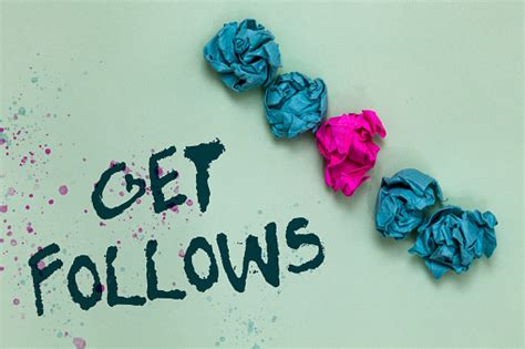 단어 텍스트 다음과 얻을 작성 비즈니스 개념 흉내 복사본 또는 모델 이상적인 사람으로 하는 사람에 대 한 정렬 구겨진 주름이 논문 하나 다른 독특한 녹색 배경 감정에 대한