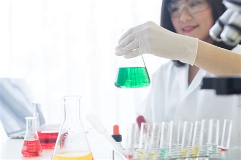 젊은 연구원 실험실에서 화학 시 약을 테스트 랩에서 테스트 유리를 들고 과학자 여자 Stem 주제에 대한 스톡 사진 및 기타 이미지 Stem 주제 개발 건강관리와