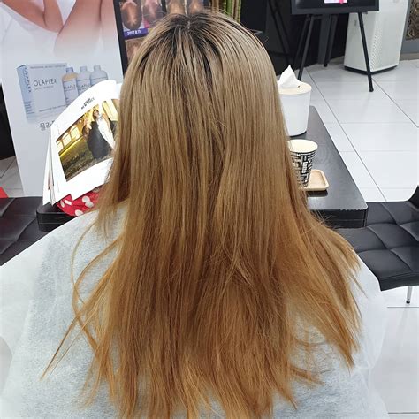 탈색을 3~4번 하고 시크릿투톤염색 을 하신고객님 기존에 했던 염색 색소가 앞쪽에 남아있어 잔여색소 빼는 작업을 하면서 톤다운과 솜브레 염색을 해드렸어요🥰 고객님과