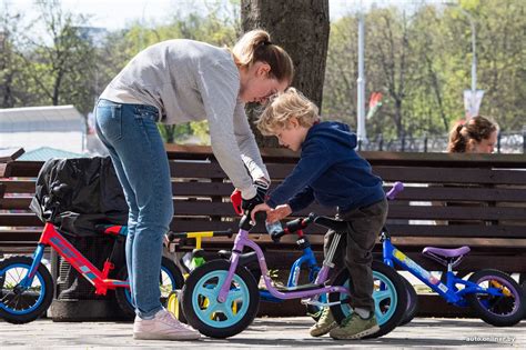 Как научить ребенка кататься на велосипеде