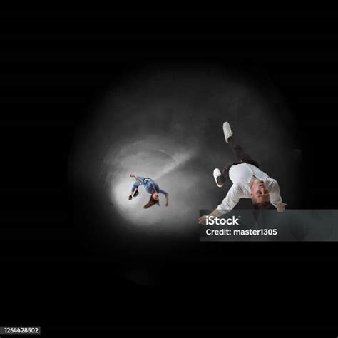 공중의 아름다움 매력적인 젊은 여성과 남자의 전체 길이 스튜디오 샷은 공기에 호버링과 눈을 감고 유지 2명에 대한 스톡 사진 및 기타 이미지 Istock