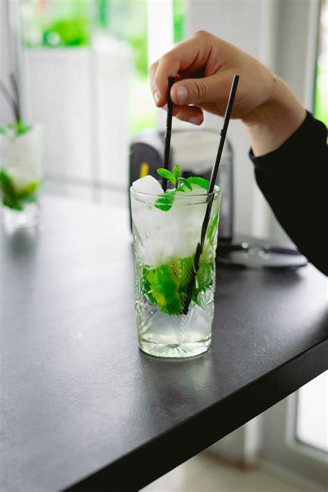 건강한 고명 녹색 녹지 라임 레스토랑 레시피 막대기 모히토 무알콜 미식가 민트 바텐더 밝은 비타민 상쾌한 수화 술 술을 마시다 스무디