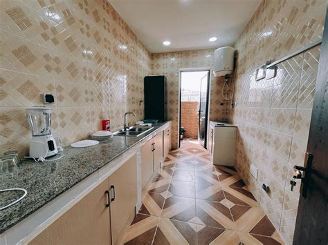 실내 가라앉다 가전 제품 가전제품 가정 가정의 건축 기능의 깨끗한 냉장고 믹서기 바닥 타일 백스플래시 벽 타일 부엌 싱크대 소화기 수조