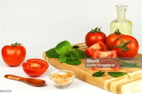 토마토와 허브 부엌 보드에 건강 한 음식 준비 합니다 원시 야채입니다 에 흰색 배경 건강한 생활방식에 대한 스톡 사진 및 기타 이미지 건강한 생활방식 건강한 식생활