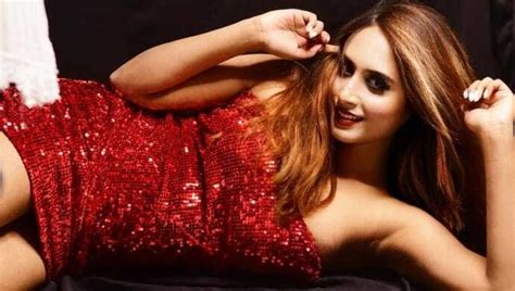 Good Looking Indian Chicks Love Posing In Various Scenes Photos