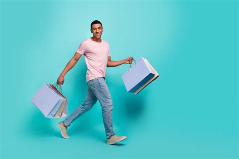 달콤한 잘 생긴 남자의 전체 길이 사진 핑크 티셔츠를 입고 빈 공간 고립 된 청록색 배경 쇼핑백에 대한 스톡 사진 및 기타 이미지 쇼핑백 남자 쇼핑 Istock