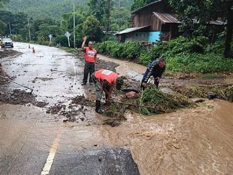 ฝนตกหนักต่อเนื่อง แม่ฮ่องสอนน้ำป่าหลาก ดินโคลนถล่ม ชาวบ้านเสียชีวิต 1 ราย