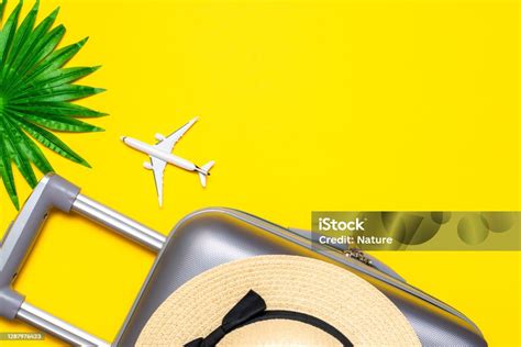 여름 패턴 배경 가방 야자수 잎과 밀짚 모자선글라스 노란색 배경에 여행 구성흰색 비행기 상단 보기 플랫 레이 공간을 복사합니다