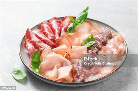 경화된 고기 플래터 전채 요리 세트 콘크리트 배경 위에 접시에 다양한 전채 0명에 대한 스톡 사진 및 기타 이미지 0명 고기 돼지고기 Istock