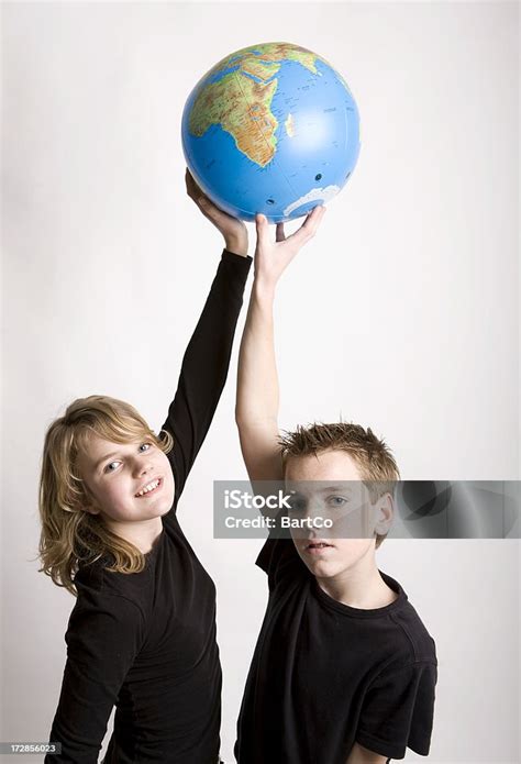 남자아이 및 여자아이 게임하기 주었고요 행성입니다 지구별 12 13세에 대한 스톡 사진 및 기타 이미지 12 13세 2명 T 셔츠 Istock