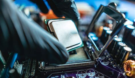 마더보드의 소켓에 삽입하는 손 Cpu를 들고 엔지니어 수리 네온 라이트의 기술 하드웨어 Cpu에 대한 스톡 사진 및 기타 이미지 Cpu 개념 개선 Istock