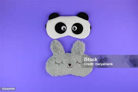 팬더와 토끼 얼굴로 수면 마스크 보라색 배경에 귀여운 수면 마스크 상단 보기 편안한 수면을 위한 액세서리 0명에 대한 스톡 사진 및 기타 이미지 Istock