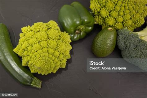 건강한 채식 요리 신선한 녹색 음식 녹색 채소 로마네스코 브로콜리 후추 호박 아보카도를 검은 테이블에 올려놓고 0명에 대한 스톡 사진 및 기타 이미지 Istock